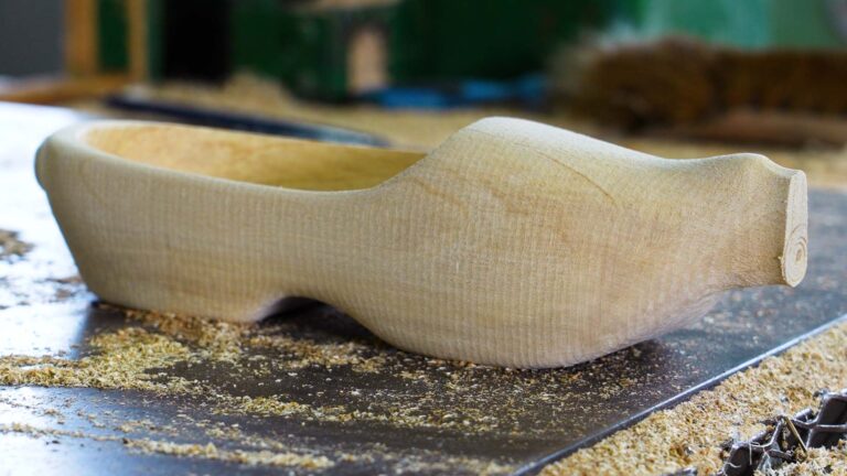 Découvrir la fabrication de sabots en bois - IMEARTH