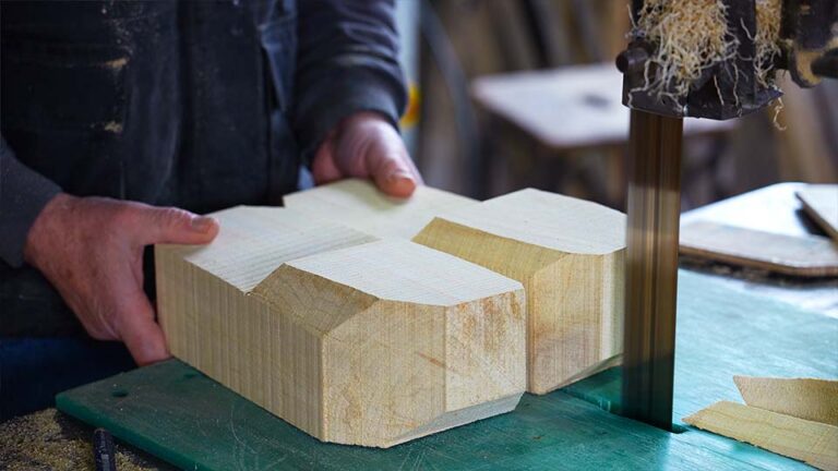 Découvrir la fabrication de sabots en bois - IMEARTH